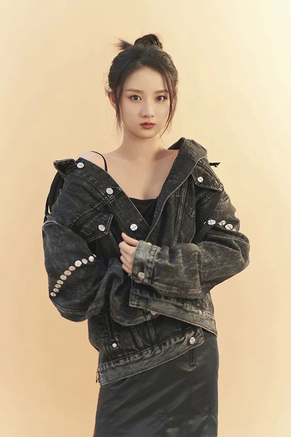 Liao Yinyue's beautiful photo shows off her fair-skinned shoulders!Snow skin jade is so ...