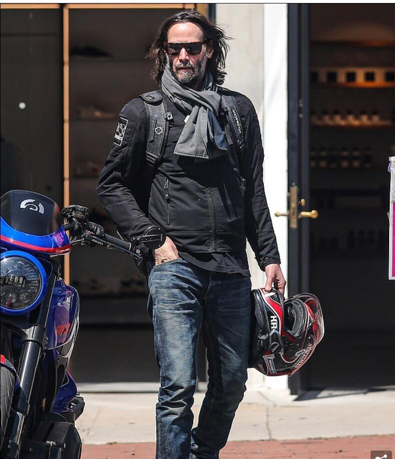 Keanu Reeves looked at the ring at the jewelry store, sparking ...