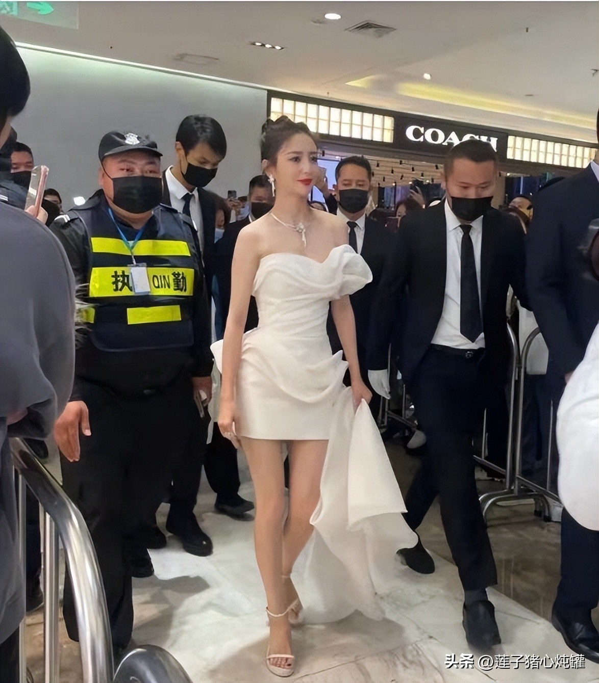 Tong Liya is "skinny" in a white short skirt, and her beautiful body is ...