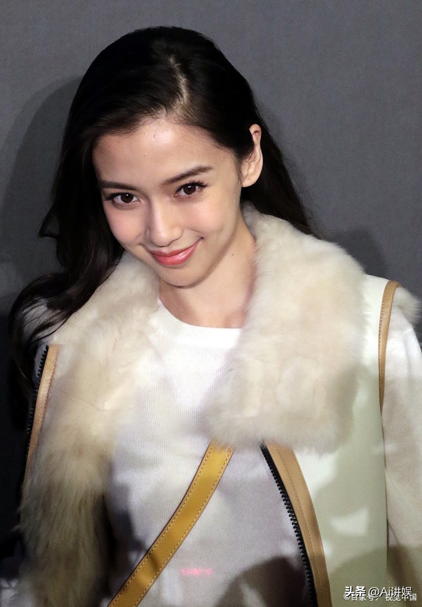 Baby Jin Jing Yeqi passed by the Shanghai Convention and Exhibition Center and calmly introduced ...