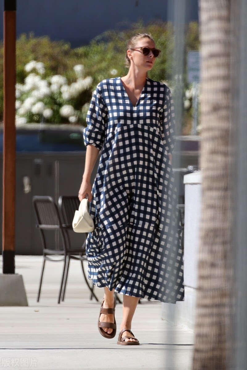 Maria Sharapova made her first appearance since pregnancy in a blue and ...