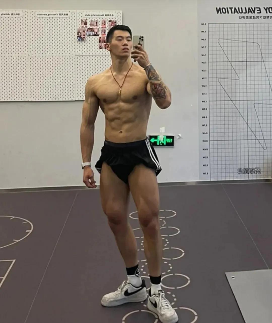 Isn't it too cool for a muscular male coach with a height of 196cm? - iNEWS