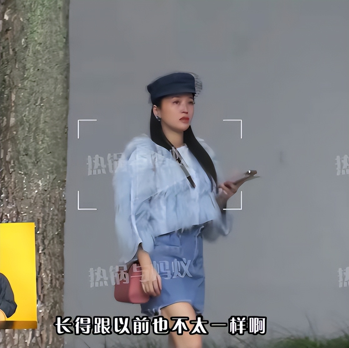 The famous female singer cried in the street!The red nose shows ...