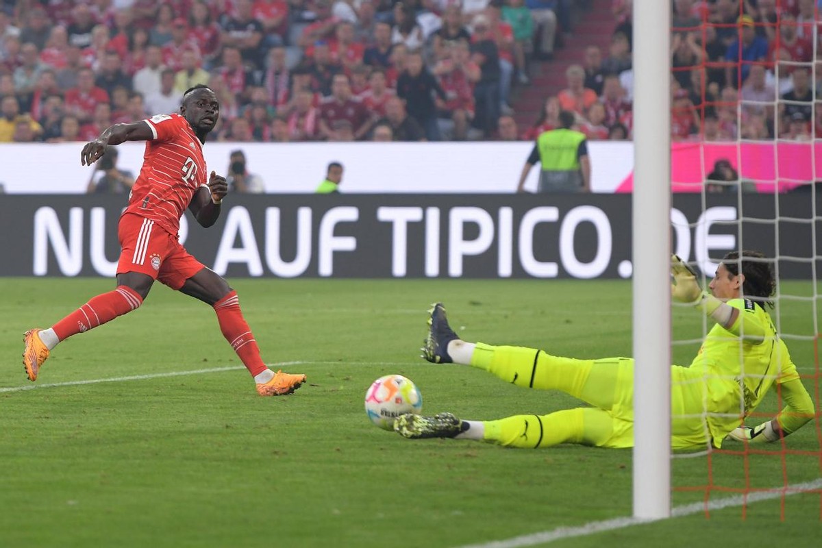 19 saves in a single game broke the Bundesliga record, goalkeeper Jan ...