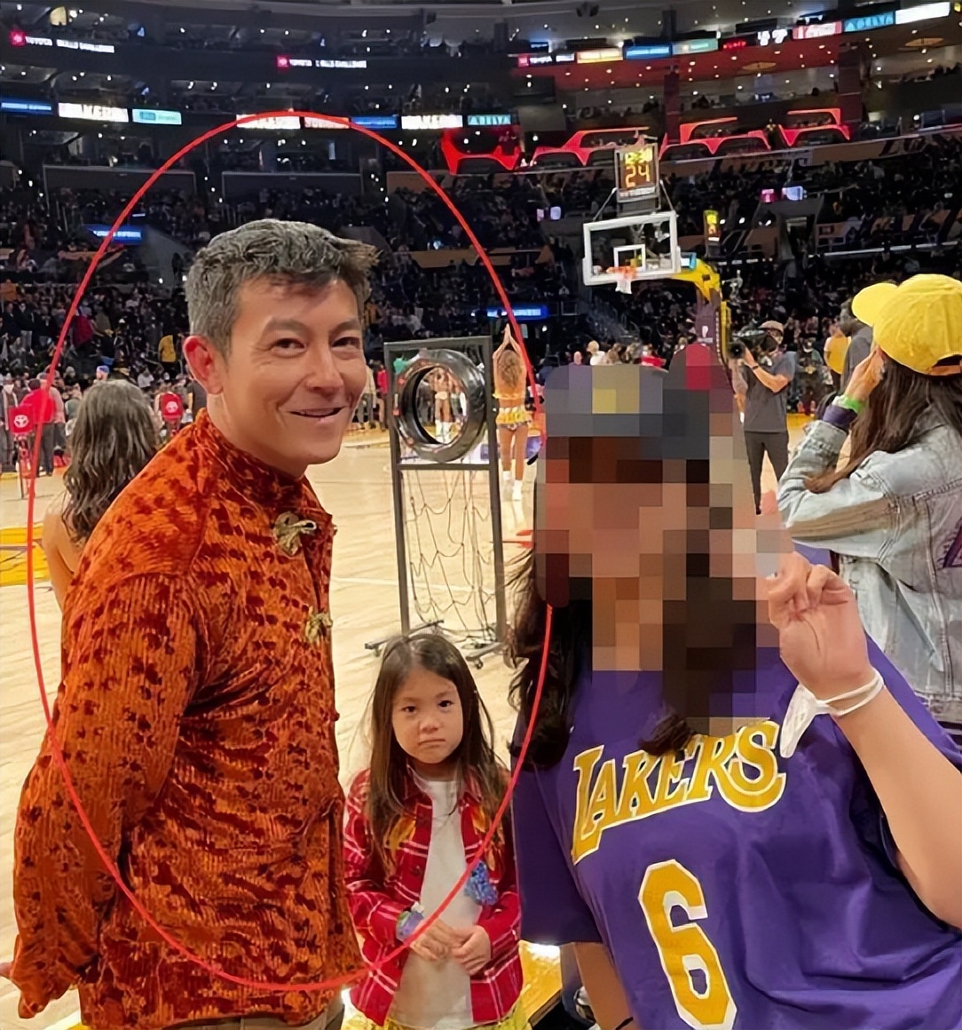 Edison Chen and his family were met by chance while watching football ...