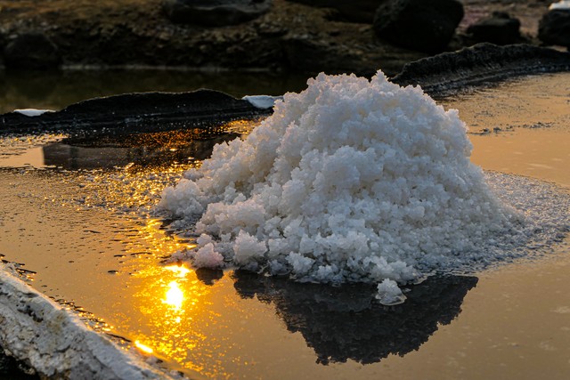 Koreans are hoarding sea salt to avoid nuclear pollution - iNEWS