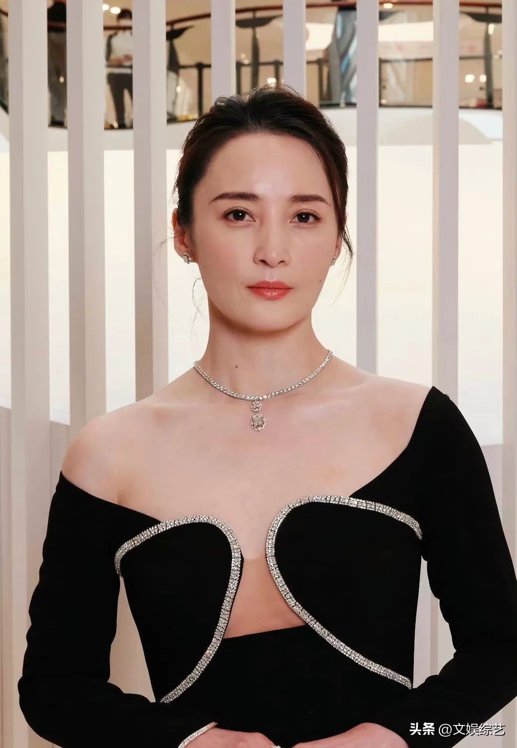 48-year-old Jiang Qinqin, because of a group of "unedited raw pictures" on the hot search, Chen ...