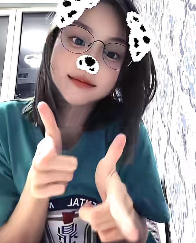 Tianxin's short hair looks like Li Xiaolu, her school uniform is eye-catching when she dances ...