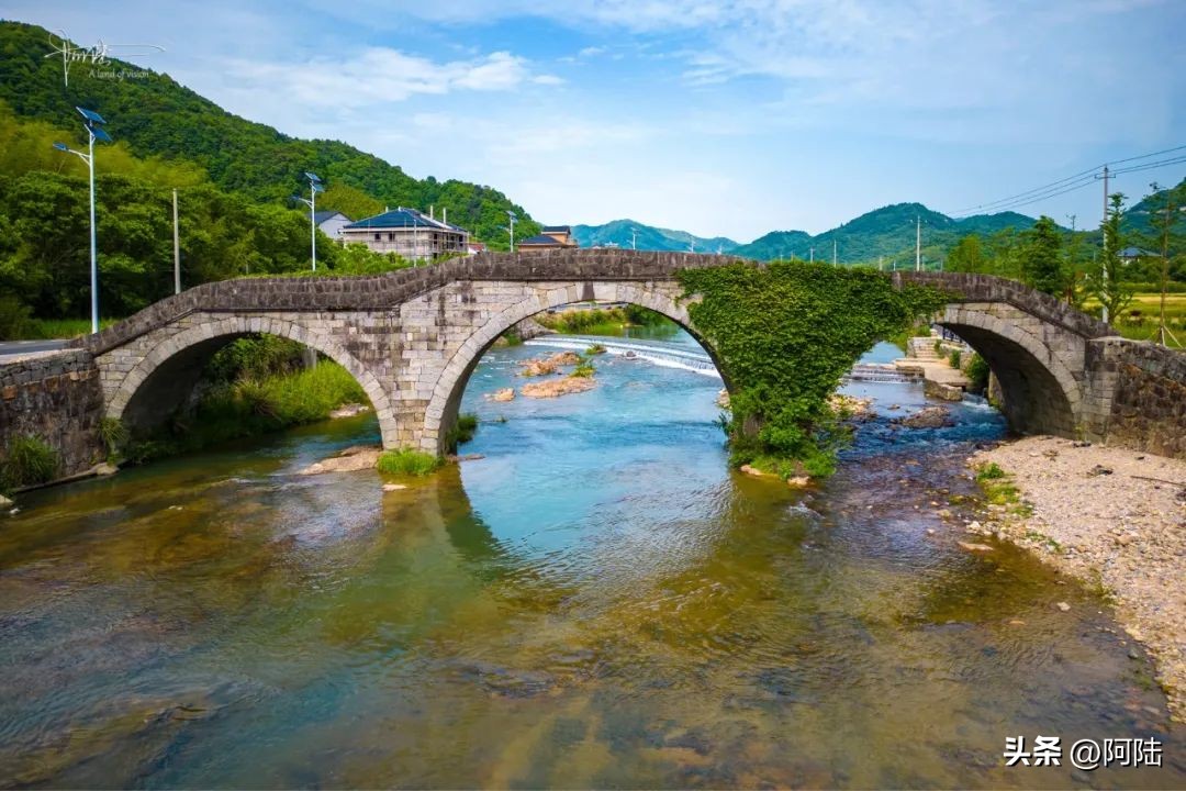 The Guangji Bridge at the foot of the mountain has a unique shape ...