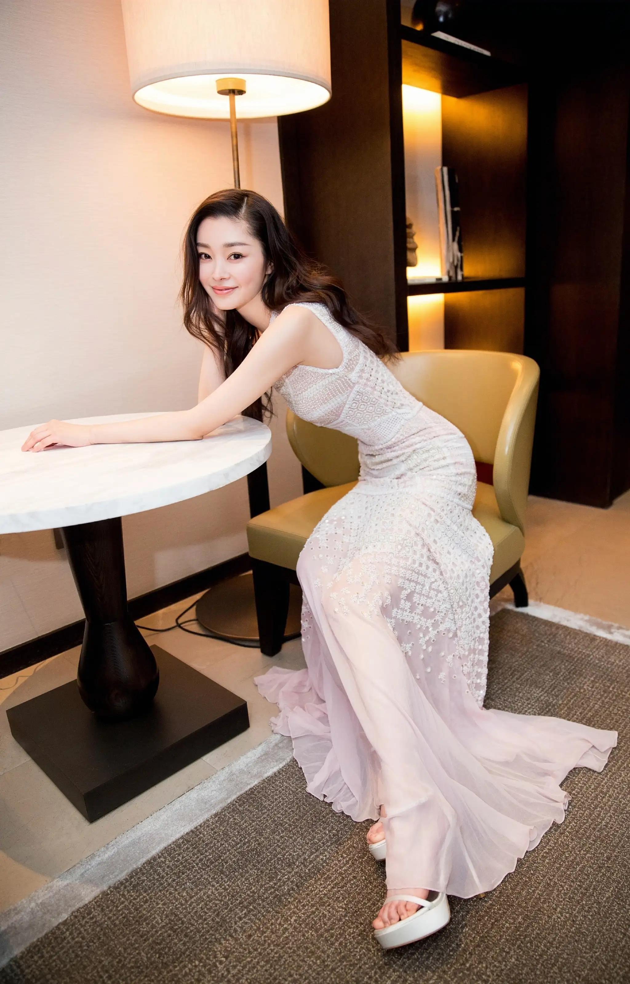 The temptation of beautiful feet of a beauty with ice muscles, Song Zhi ...