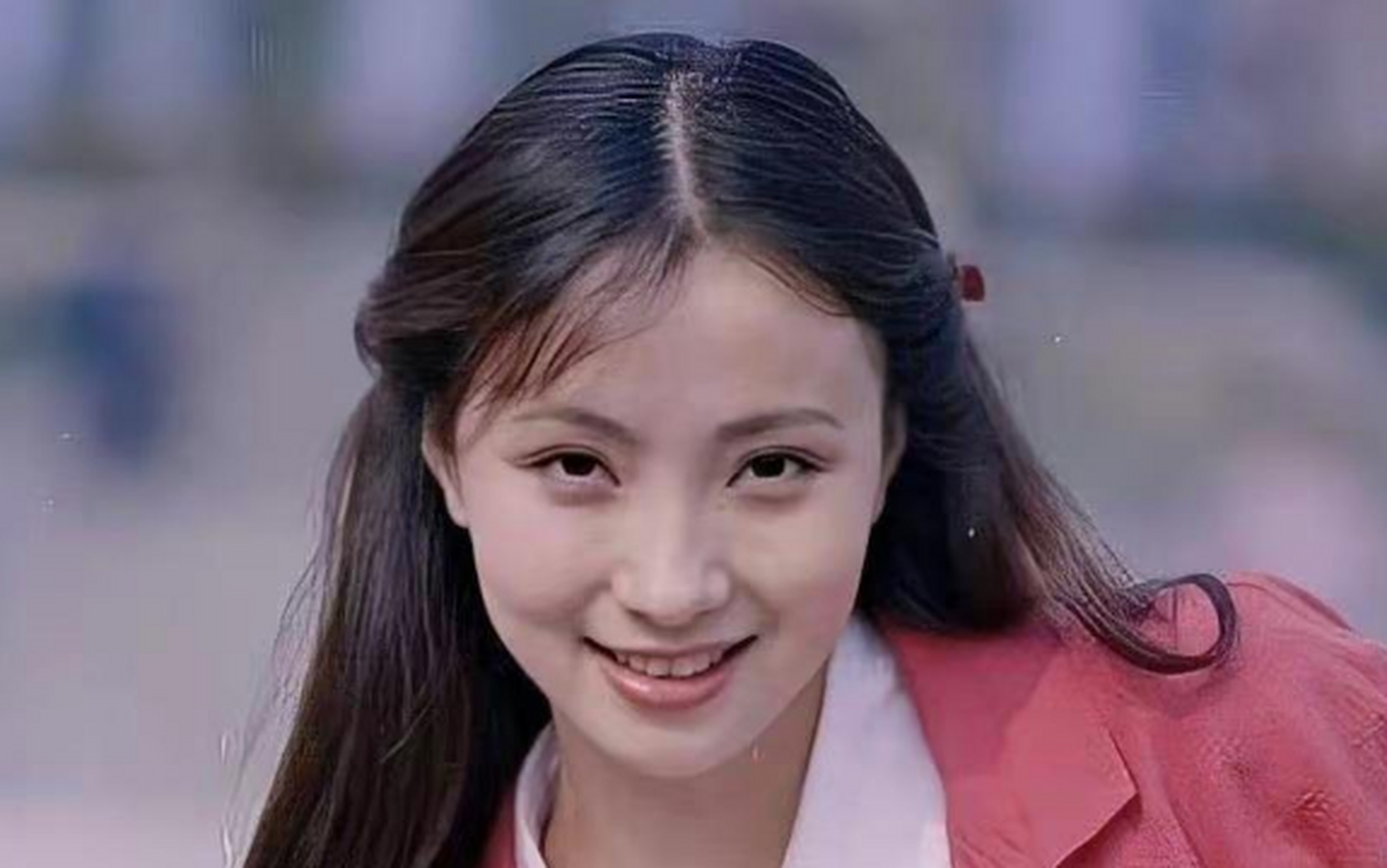 The red flag at home does not fall down, and the colorful flags are fluttering outside ...