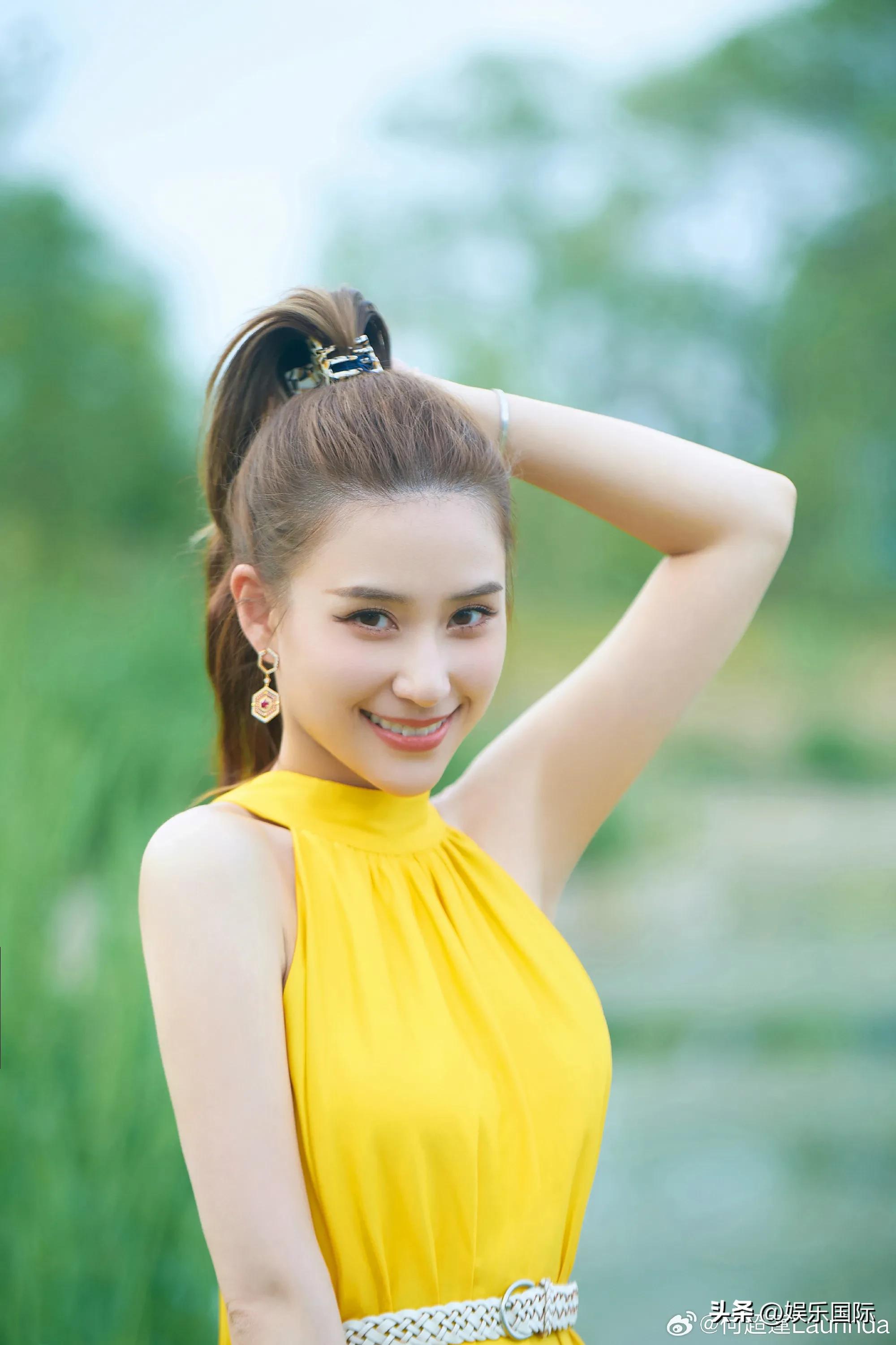 He Chaolian wears a yellow dress with a high ponytail and smiles ...