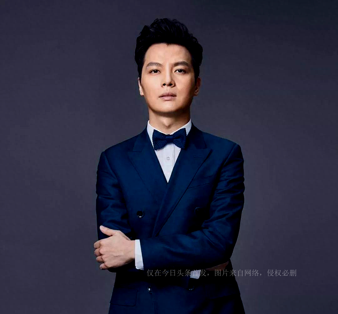 The CCTV host had a rare emotional breakdown and choked up several ...