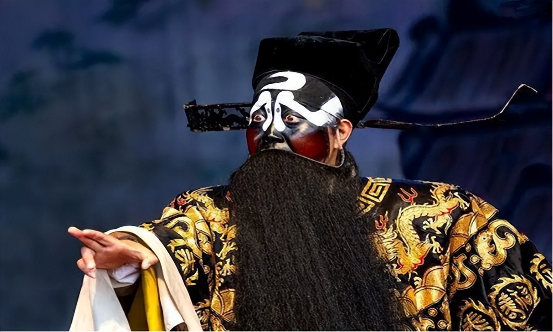 Forehead crescent face black as charcoal?The real Bao Zheng is actually ...