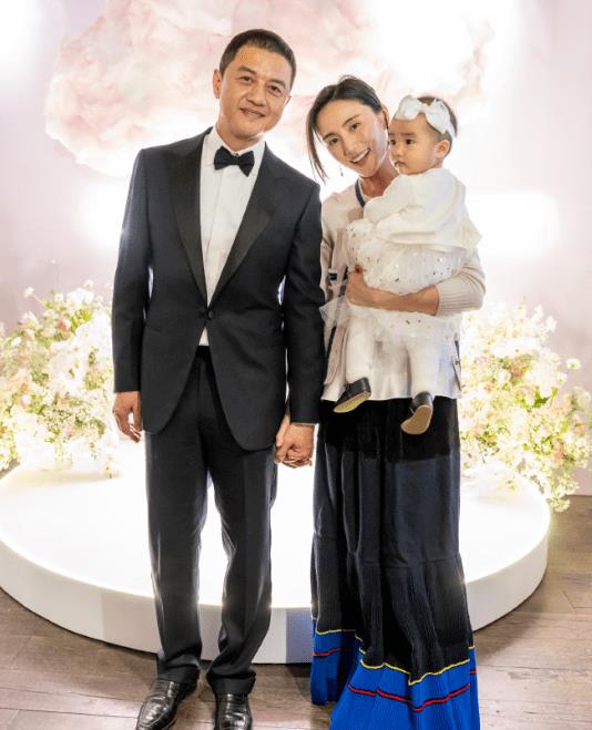 Li Yapeng brought his wife and daughter back to his hometown, and when ...