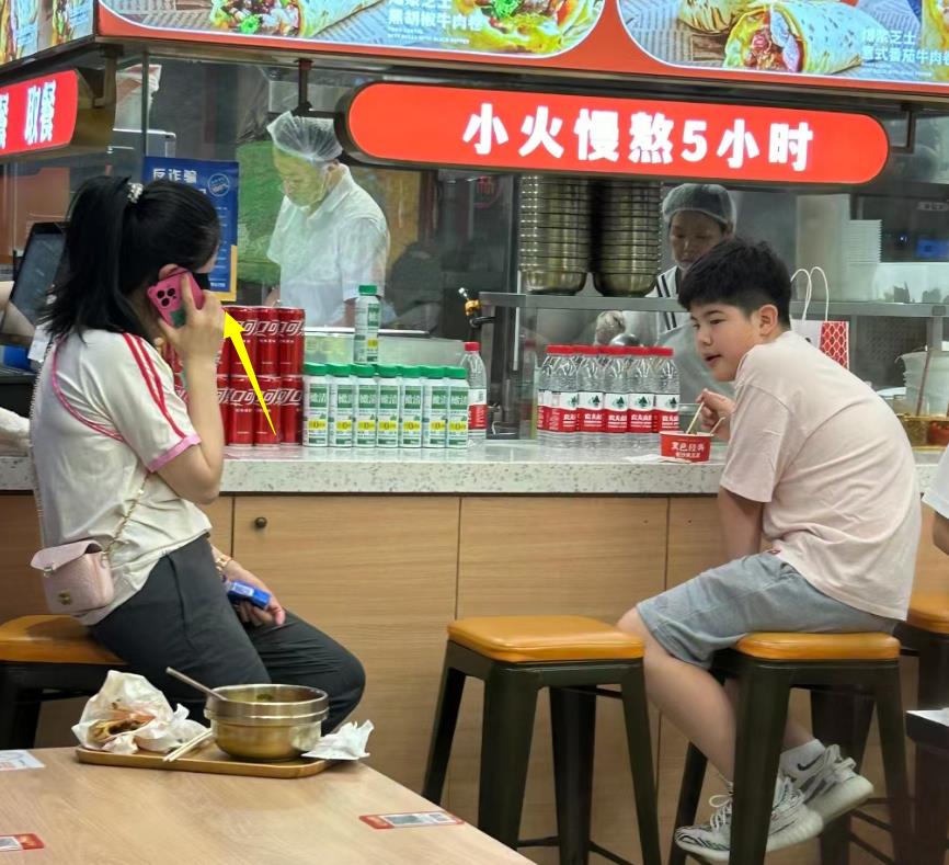 Sha Yi's family was photographed eating, Hu Ke's face is dry, and her ...