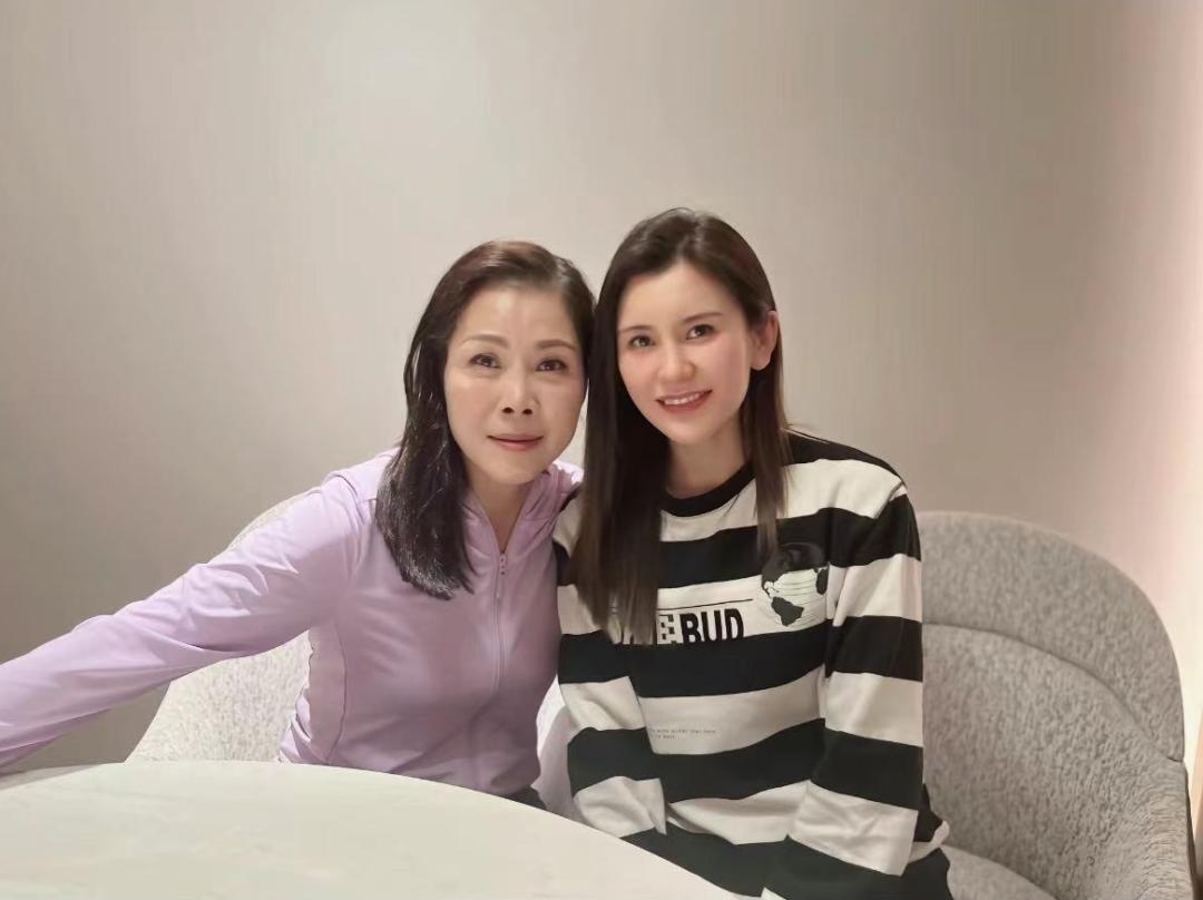 Tian Zhen took a group photo with young singers at a dinner party ...
