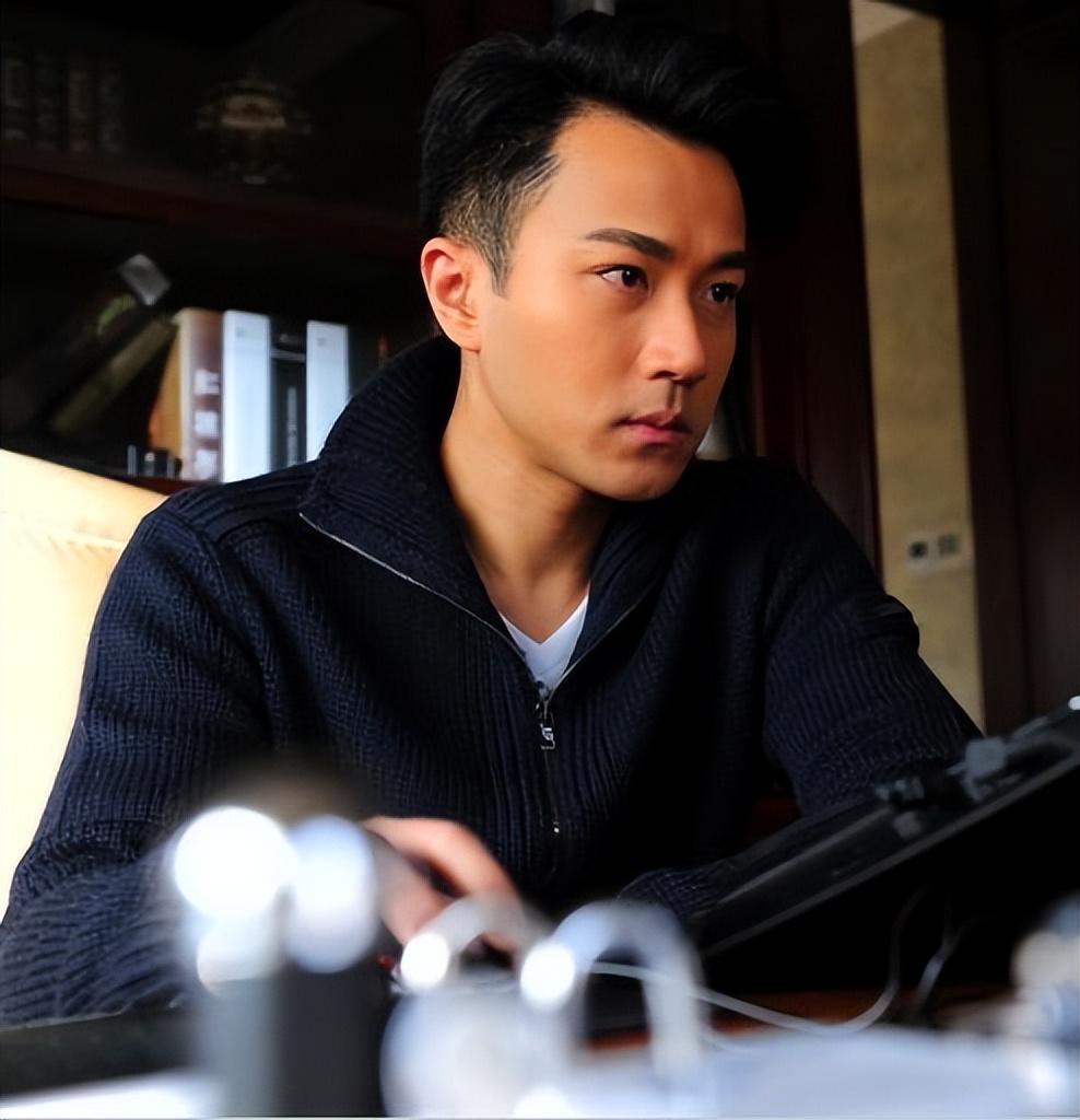 Hawick Lau's sweater is so cute, like a big boy, fans call 18-year-old ...