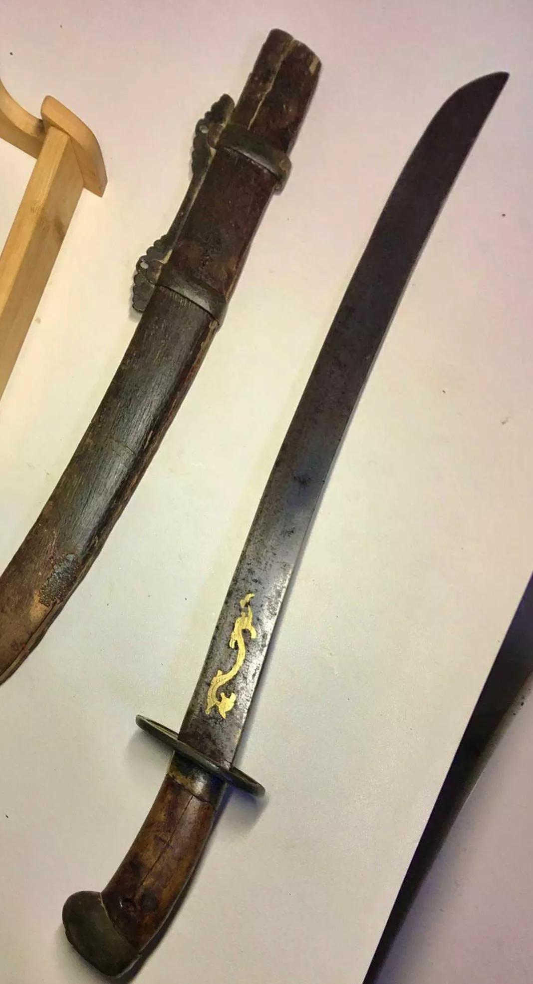 Ming Dynasty Embroidered Spring Knife - iNEWS