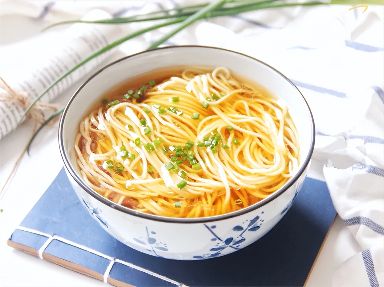 The fragrant soup of the specialty and famous Yangchun noodles is very ...