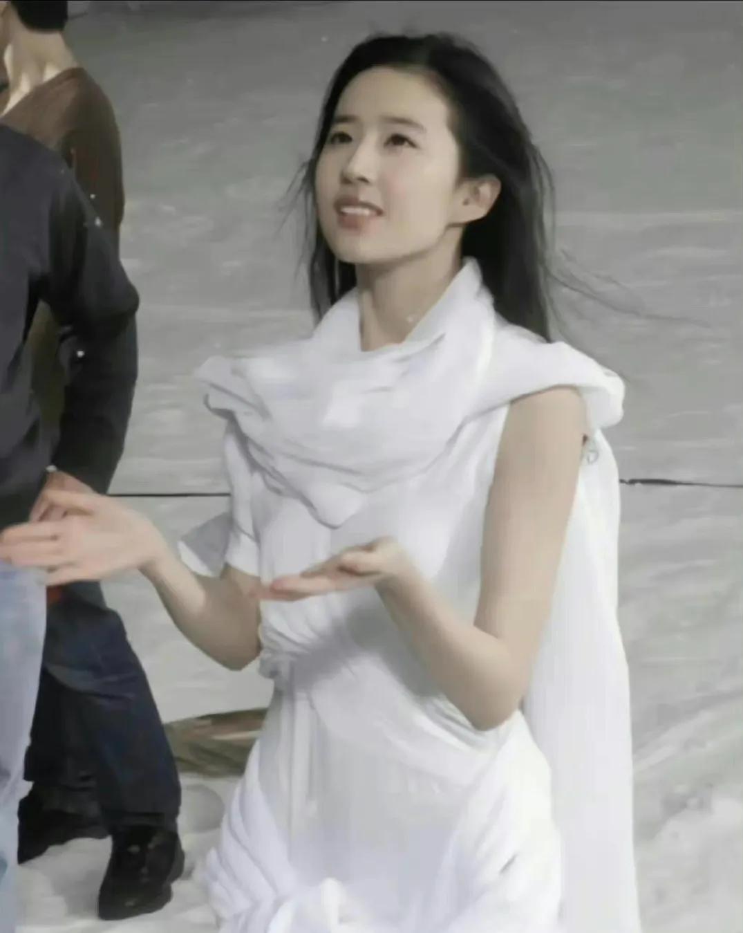 Liu Yifei is a rare picture, sometimes mischievous, sometimes gentle ...