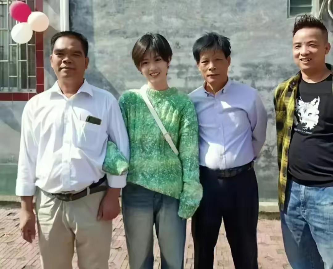 The Good Voice champion Liang Yuying returned home with family and ...