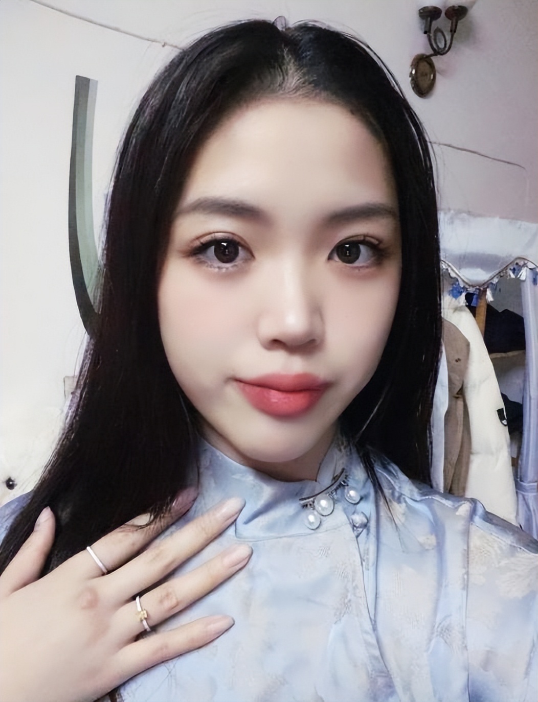 Yang Qian showed off her beautiful legs on her birthday, and made a lot of money after winning ...