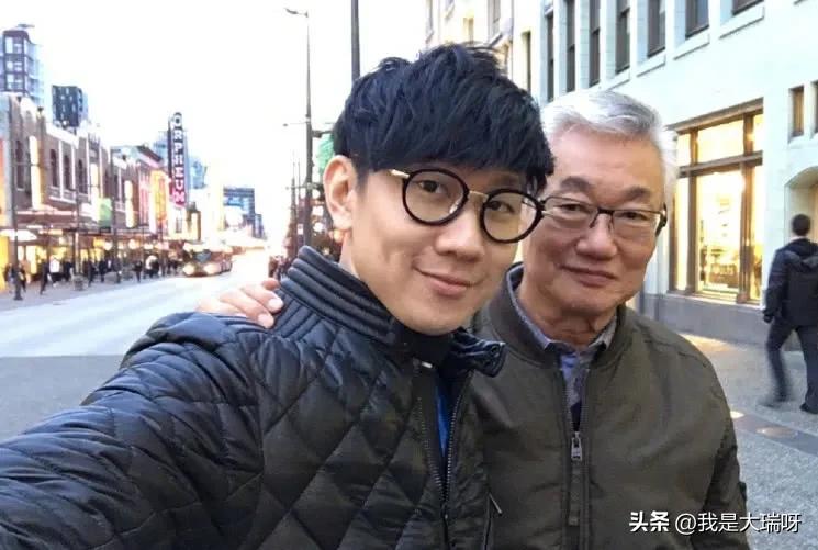Lin Junjie sent a message to wish his brother a happy marriage!The brothers took a warm photo ...