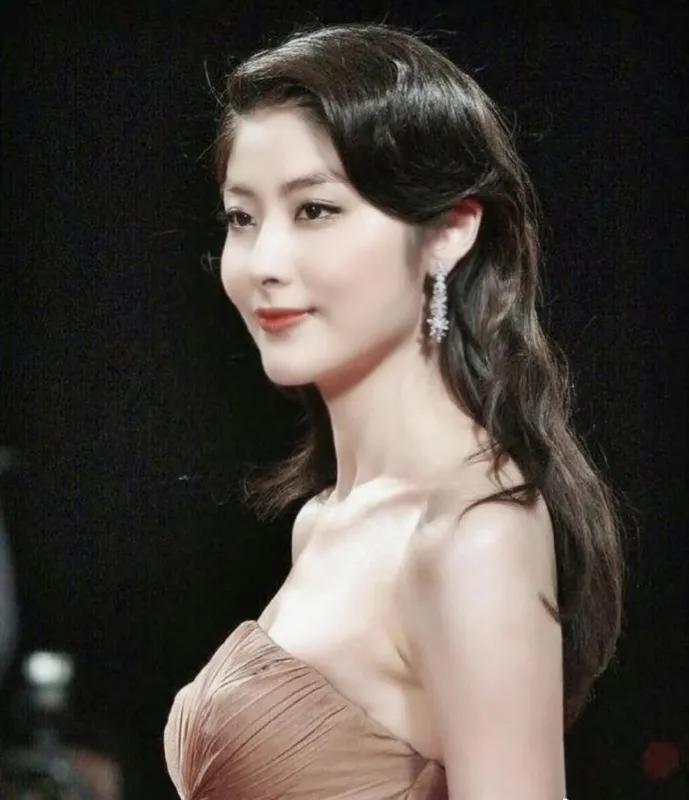 50-year-old Chen Huilin's recent situation is exposed!Wearing a tube top and backless skirt to ...