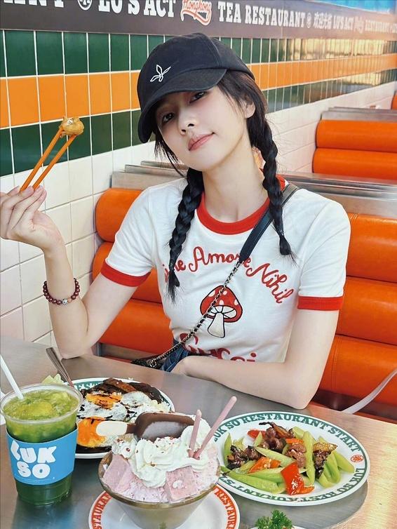 As a female star, Bai Lu eats so much in one meal, how does she keep in ...