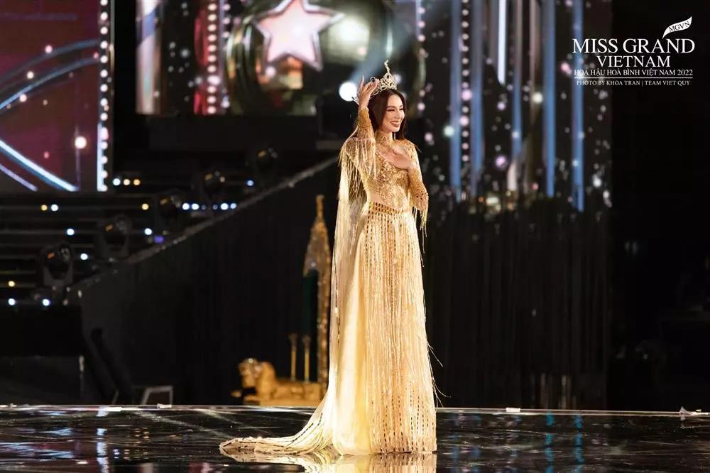 Qiao Luan's golden dress in the 2022 Miss International Finals - iNEWS