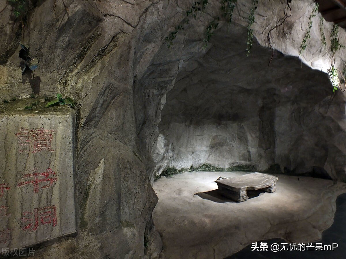 He jumped into the Miluo River holding a stone, leaving only a piece of ...