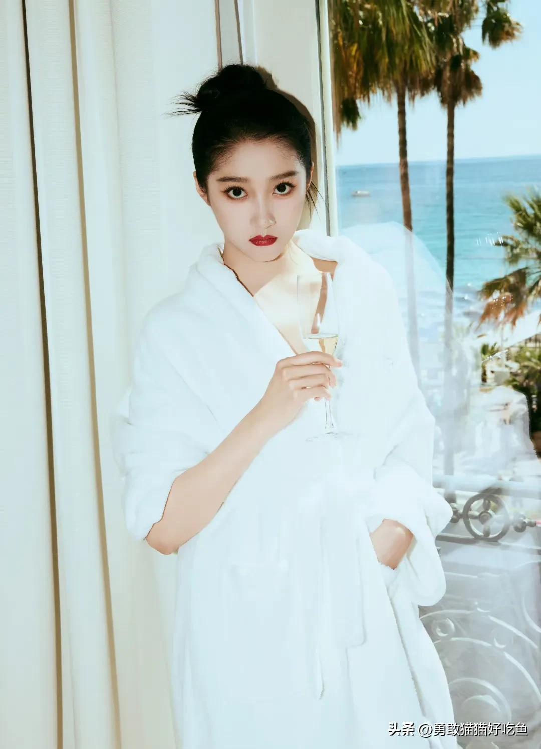 Guan Xiaotong Zhang Jingyi Zhao Lusi - iNEWS