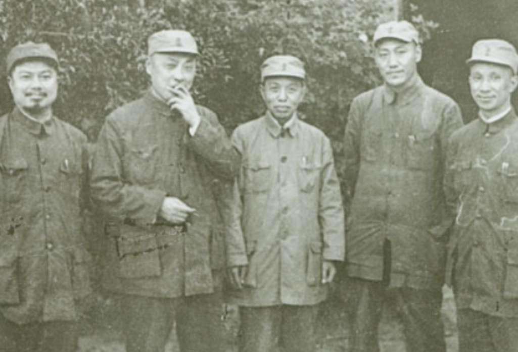 The commander defected, the commander and political commissar died, and ...