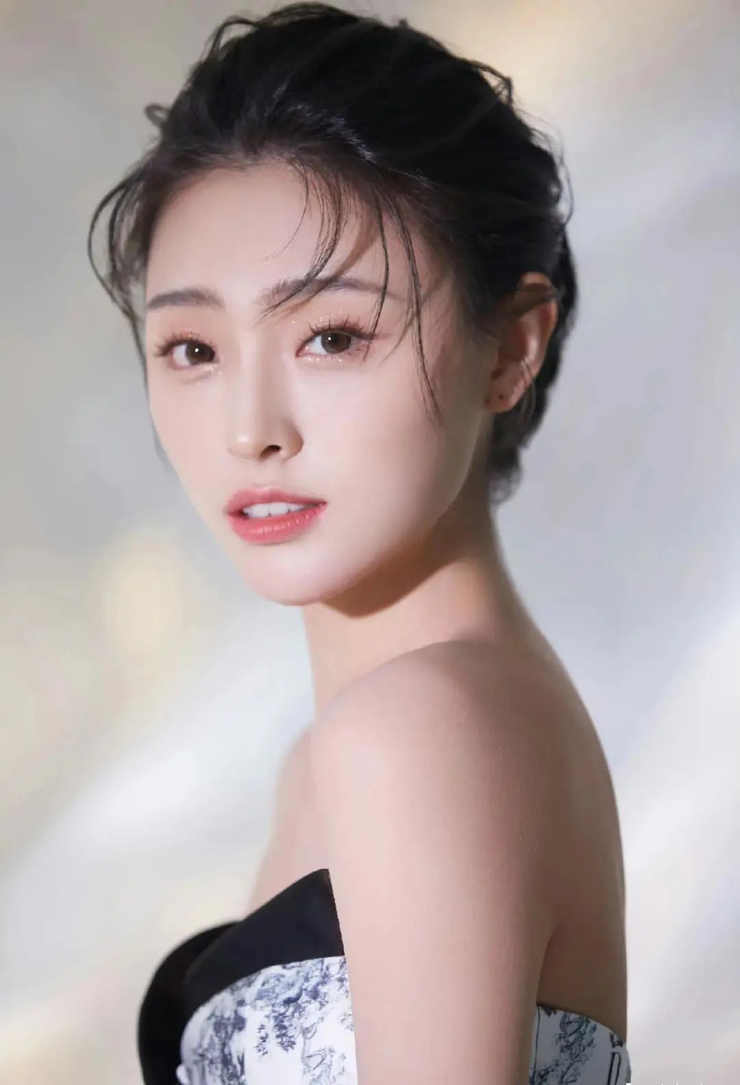 Dark horse actress Zhang Xintong overcame obstacles and embarked on the ...