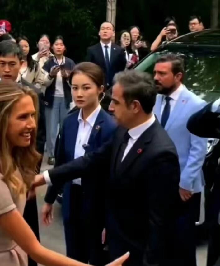 The beautiful bodyguard of the Syrian lady became popular. She ...