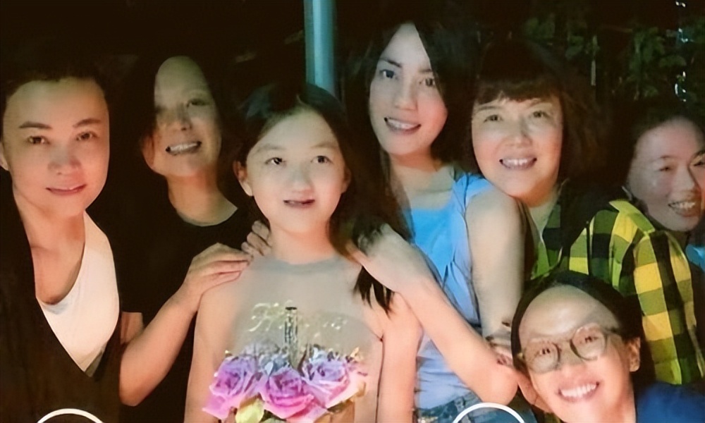 Li Yan met Nicholas Tse! Pay attention to her subconscious address ...