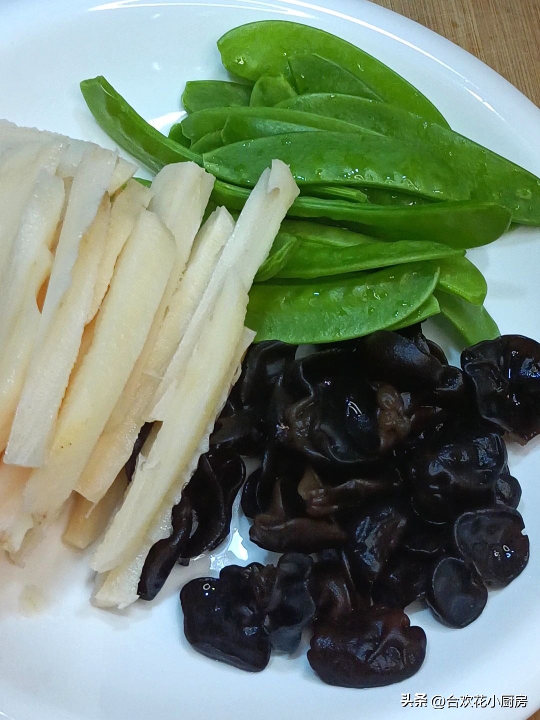 Stir-fried snow peas, lotus root and black fungus together, crisp and ...