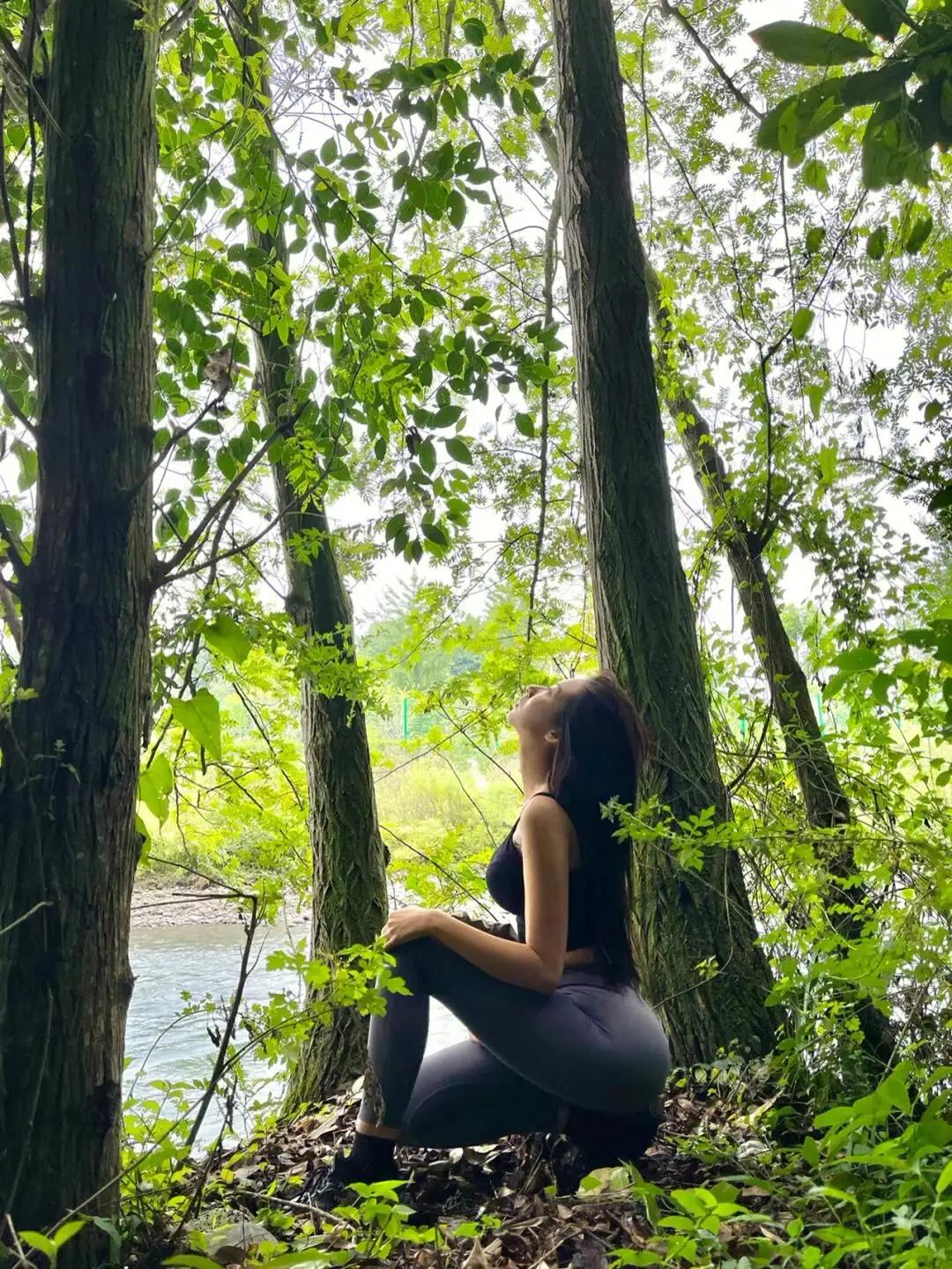 Outdoor mountain climbing "sports goddess" shows off her good figure ...