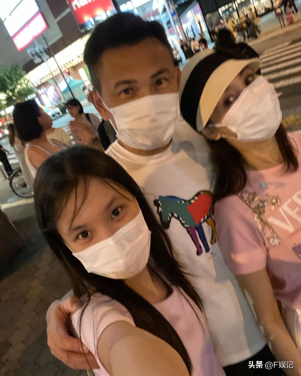 Lin Wenlong, Guo Keying, hugging each other and walking on the street ...