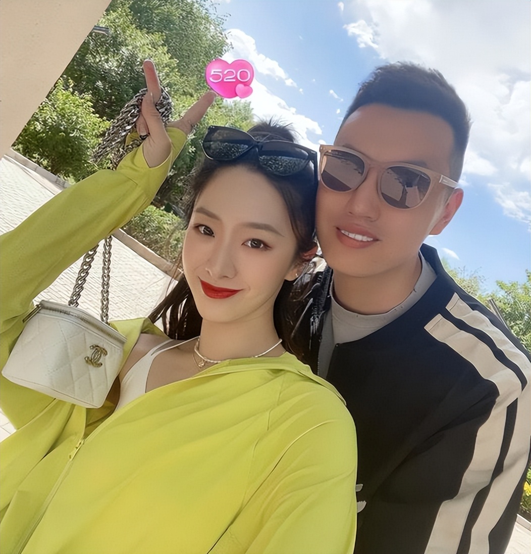 Zhai Xiaochuan basks in a photo to show his love!The beautiful wife is ...