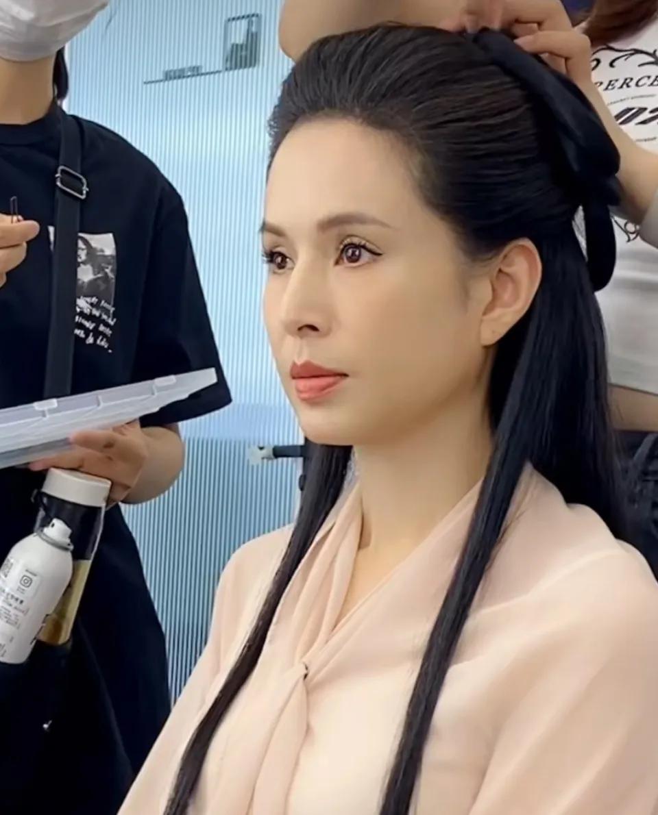 The 56-year-old Li Ruotong is now in the shape of a little dragon girl ...