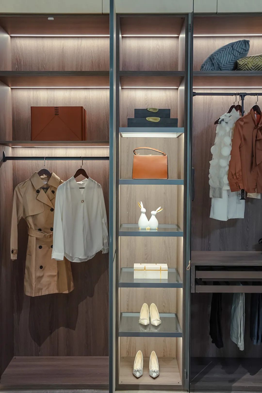 This kind of wardrobe design scheme can meet your different storage ...