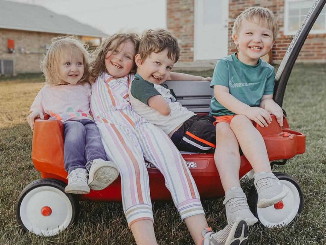 The "armless boy" who once cried warmly in the circle of friends is 8 ...