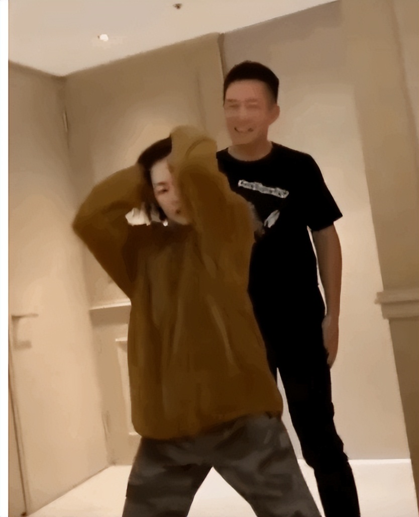 Intimate dance at Little SKoo Jun-yup's house! Twisted waist and strapless straps do not avoid ...