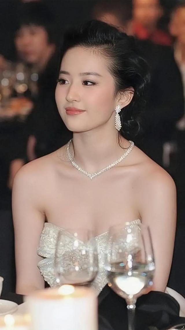 What has Liu Yifei experienced from her innocent debut to becoming a large peach in her thirties ...