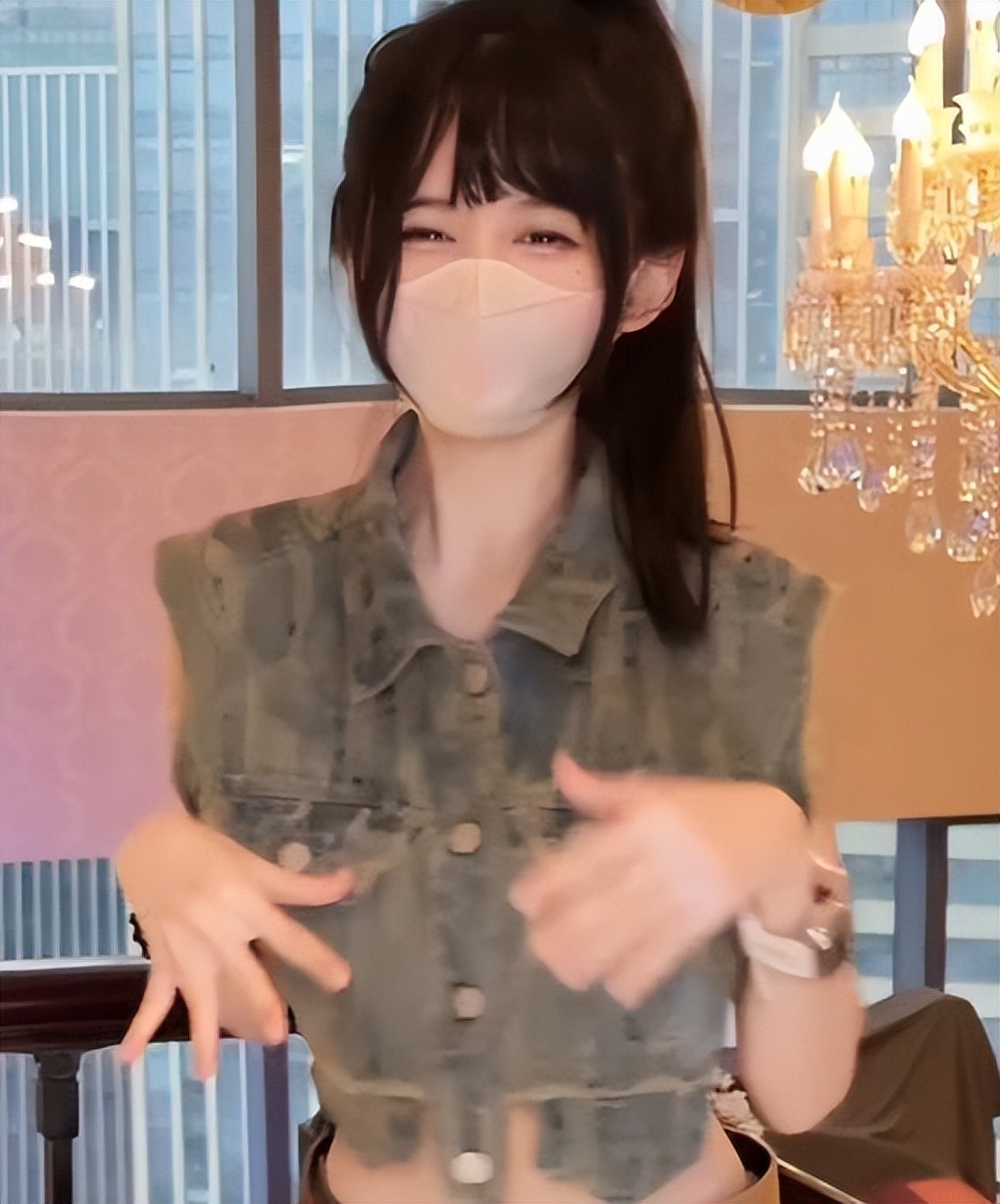 Internet celebrity Cai Luoli danced in a navel-baring dress, went into battle in a vacuum ...