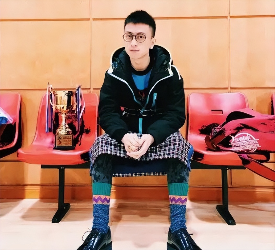 "The Emperor of Shanghai" Qin Fen's background was picked up, his ...