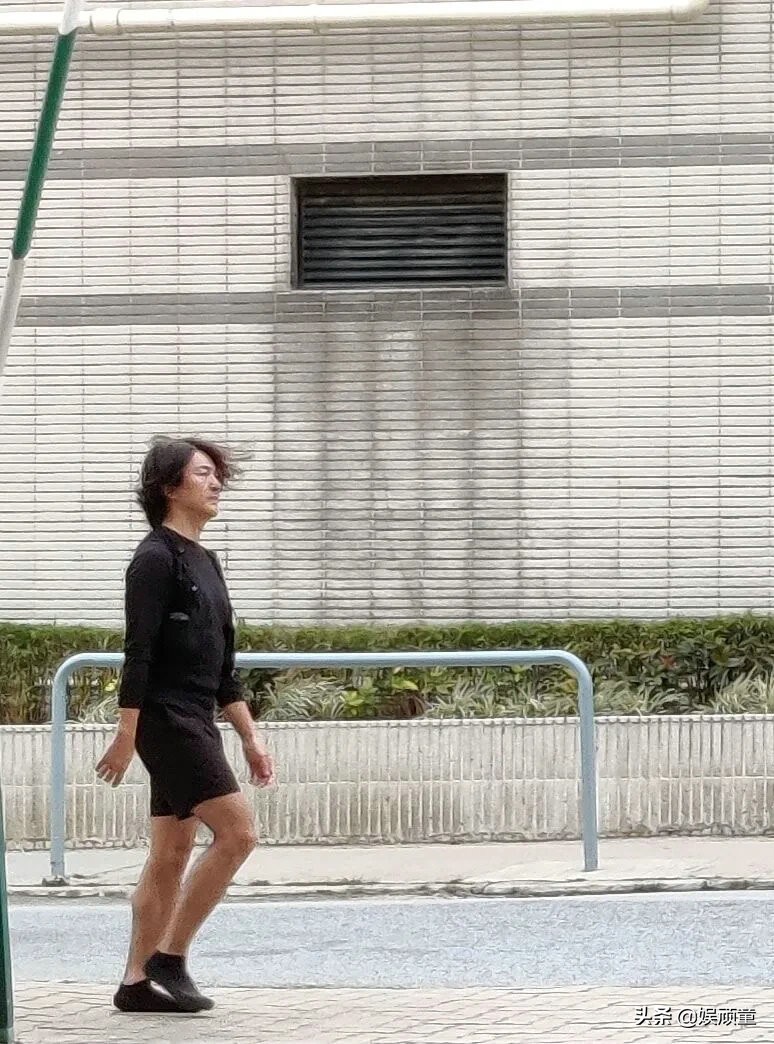 Netizens met Ekin Cheng by chance, walking with enchanting steps, hair ...