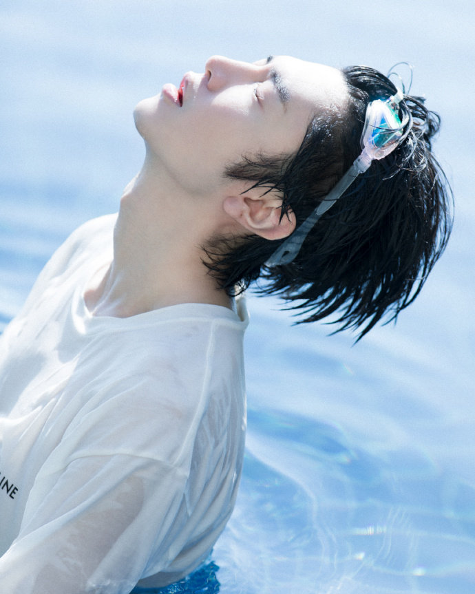 Chen Zheyuan's swimming pool photo! Summer is coming, what to see ...